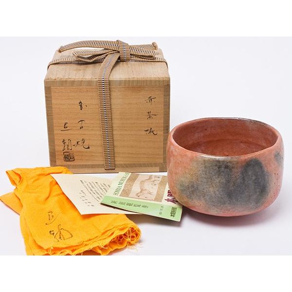 ＜本間焼＞昭和35年、当時の館長本間祐介が東京芸大の浅野陽、三浦小平二両氏の指導で鶴舞園の片隅に小さな窯を造り、お庭焼として楽焼を始めました。これが本間焼の始まりです。当時、本間祐介館長と一緒に造っていた池田退輔氏は、美術館の「長次郎」や「...