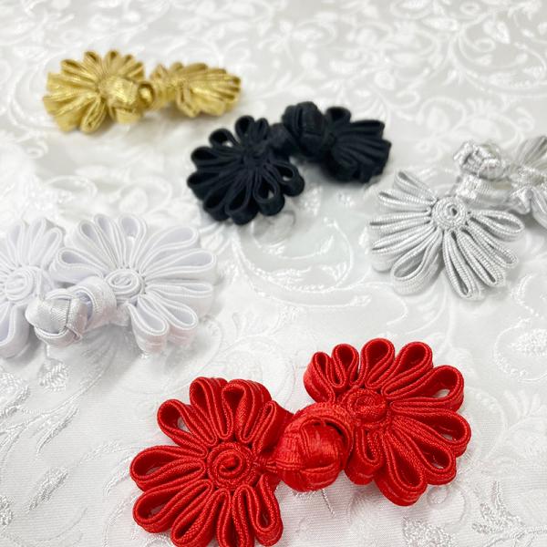 品番FI6557カラフルなチャイナボタンです。実際にボタン部分が外せるためチャイナボタンとして使うことができます。チーム衣装などにいかがでしょうか。1個単位で販売いたします。価格は1個あたりの価格です。ご注文例(数量)1個の場合は→[1]、...