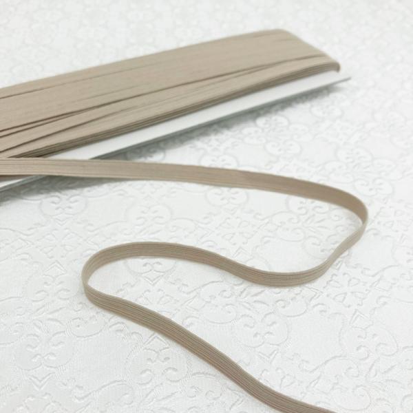 品番FJ7134高品質の平ゴムです。ライクラ(ポリウレタン弾性繊維)を使用することにより品質の安定と耐久性がアップし、ミシン掛けの際の糸切れや洗濯時の劣化が少なくなりました。1反(30m)単位で販売いたします。価格は1反(約30m)あたりの...