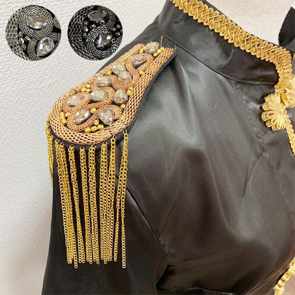 品番FM8782チェーンが揺れるタイプの肩章です。土台がフェルトですので柔らかく縫い留めやすいです。裏側に安全ピンやゴムなどを付けてご利用することもできます。舞台やステージ衣装・コスプレ衣装などにご利用ください。※土台の大きさ・チェーンの長...