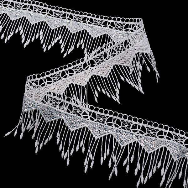 品番FM8904細い糸で編まれた繊細な模様が美しいレースです。透明スパンコールが縫いつけられているので控えめなキラキラが素敵です。フリンジ付きで存在感バッチリ！！衣裳だけでなく小物のワンポイントとして使っても可愛い♪※刺繍のほつれやスパンの...