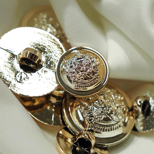 品番FM9053軽くて使いやすいエンブレム風のデザインが施されたボタンです。温かみのあるゴールドで、高級感を演出できます！10個入でこの価格なのも、嬉しいポイント！衣装や作品に華やかさをプラスできます。※キズや汚れを含む場合がございます。ご...