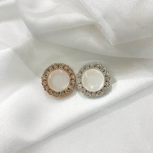 品番FM9055オパールのような輝きを放つキラキラしたボタンです。軽くてとっても使いやすい♪衣装や小物、装飾に取り入れることで上品さをプラス出来ちゃう！縁にあしらわれたストーンが豪華な雰囲気を演出してくれます！※キズや汚れを含む場合がござい...