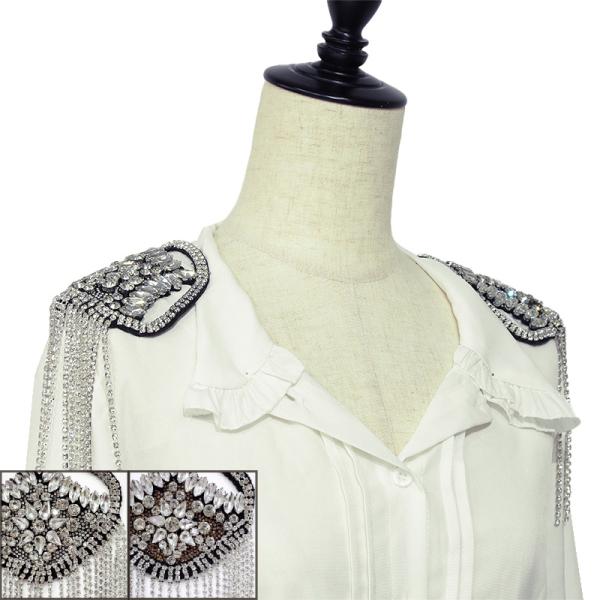 品番FM9079様々な形のガラス石を贅沢にあしらった豪華な肩章です。華やかなダイヤブレードが動くたびにに揺れてとっても綺麗♪ドレスやステージ衣装・ダンスコスチューム等、色々な衣装で映えます！縫い付けタイプです。※こちらは1個販売です。両肩に...