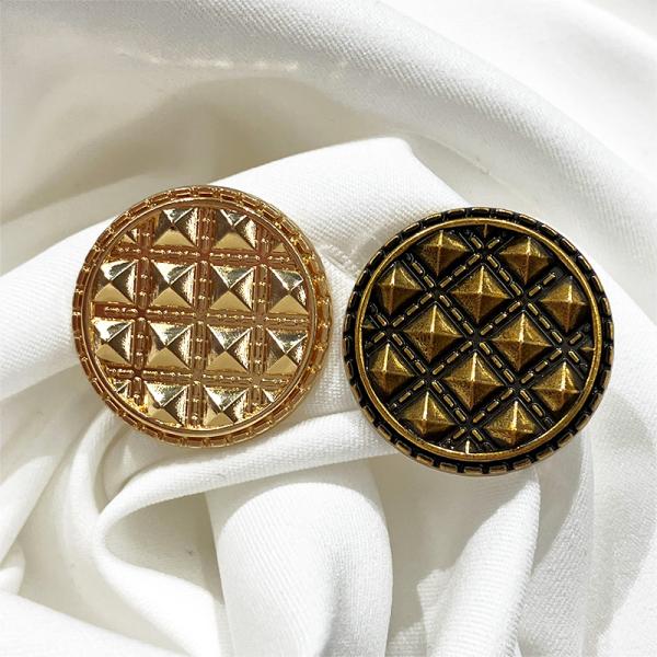 品番FM9088平らなボタンにワッフルのような凹凸模様をつけたボタンです。とっても軽いので、様々な使い方ができます！異なるゴールドの風合いをお楽しみいただけます♪※キズや汚れを含む場合がございます。ご理解いただきご注文お願いいたします。1個...