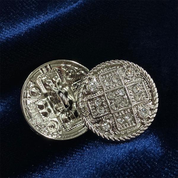 品番FM9100繊細な型押しときらめくガラス石が綺麗なボタンです。中央にはガラス石を閉じ込めた十字模様が型押しされています。1つでも、たくさん付けてもかわいい仕上がりになります♪軽くて使いやすく、衣装の他にも装飾や小物のワンポイントにもおす...