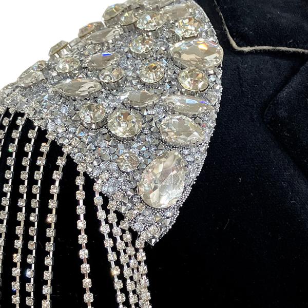 品番FM9110キラキラと輝くシルバーのガラス石とストーンをふんだんにあしらった贅沢な肩章です。パーツは透明なシートに接着されているので、ハサミ等でカットして形を変えてもお使いいただけます。土台が透明なので、合わせる衣装によって印象が変わり...