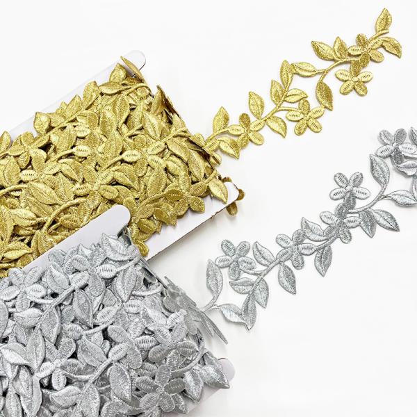 品番FM9121植物模様に可愛いお花をプラスした、シンプルで使いやすい2色展開のブレードです。アイロン接着なので手軽に使えます！しっかりとした厚みがあり、カットして1つのモチーフでも使えます。[ 裁ち端はほつれやすいので、お早めに貼り付ける...