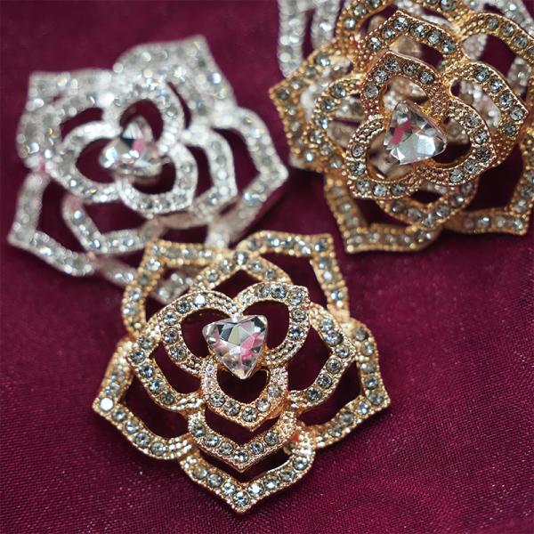 品番FM91333段のパーツが重なってできた軽くて立体的なボタンです。中心にはキラキラ光る三角のガラス石♪立体的で透かしになっているので付ける箇所によってイメージが変化してとってもかわいい！パーツのフチには小さなガラス石がはめ込まれとても手...