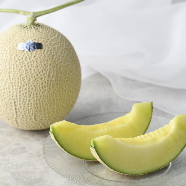 静岡県西部・袋井市一帯で育てられるマスクメロンの最高峰"クラウンメロン"。太陽の光を活かすよう開発されたガラス温室の中、1本の木に1つの実だけを厳選し、全ての養分をその1玉に集中させ育てられます。また、出荷の際には形状・糖度・大きさ等の厳し...