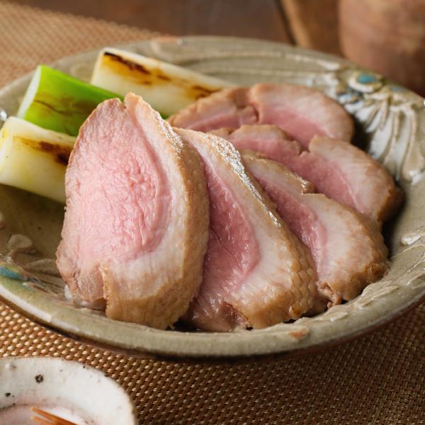 チェリバリー種の合鴨ロース肉を、オリジナルの薄味だしと合わせ軽く煮込みました。お肉の風味や食感を大切にし、限りなくレアな状態に仕上げた鴨煮です。解凍してお好みの厚さにスライスし、そのままお召しあがりください。●商品内容：200g×2個●賞味...