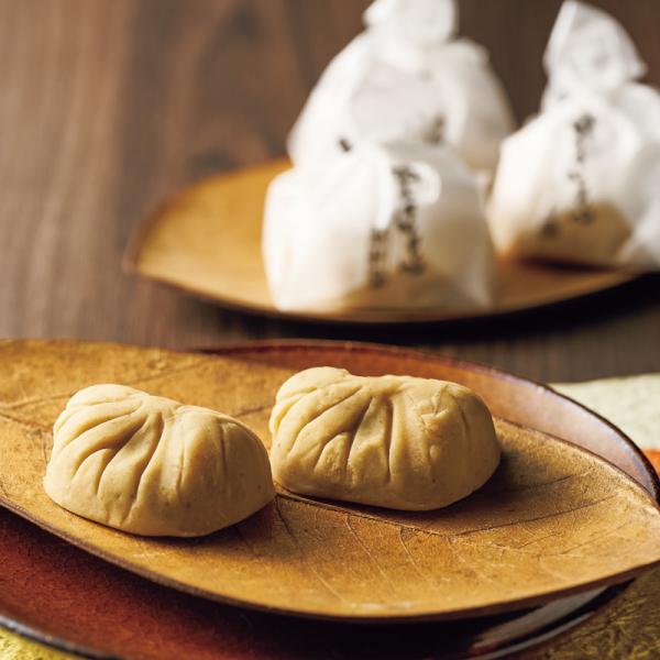 国産100％の栗を使用した栗きんとん。栗と味を引き立てるだけの砂糖を練り合わせた岐阜県中津川市の銘菓です。●商品内容：栗きんとん×10個●賞味期間：冷凍30日●箱のサイズ：285×118×42【SKK-C7S】【発送について】クール便(冷凍...