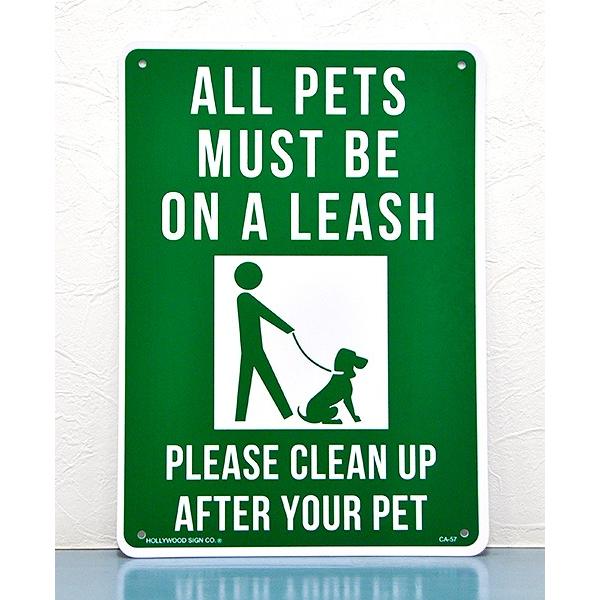 アメリカンデザインのおしゃれな看板・メッセージサインボード。丈夫なプラスチック製で屋外でも使用可能。実用性抜群のPLASTICSIGNBOARD英語でALL PETS MUST BE ON A LEASH『ペットにリードを付けましょう』と表...