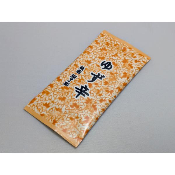 【発売日：2025年10月31日】原了郭の一味唐辛子と高知県馬路村の柚子を合わせました。一味のピリリとした辛味と柚子の酸味と爽やかな香りが相まって、何に使って頂いても味と風味が上がります。おうどん、お鍋はもちろん、お漬物やおしたしなど、温、...