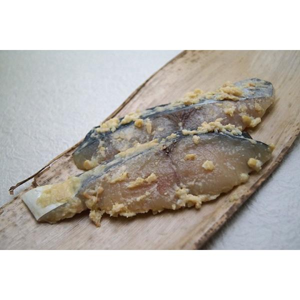 サワラという魚は白身で蛋白でありながら脂が乗っており、塩焼き、煮付け、フライ、刺身など何にしても美味しい魚でありますが、味噌漬けにする事で更に風味が増し、また保存も効くということでこういう調理法を考える昔の人は偉かったんですなぁ  昔は高級...