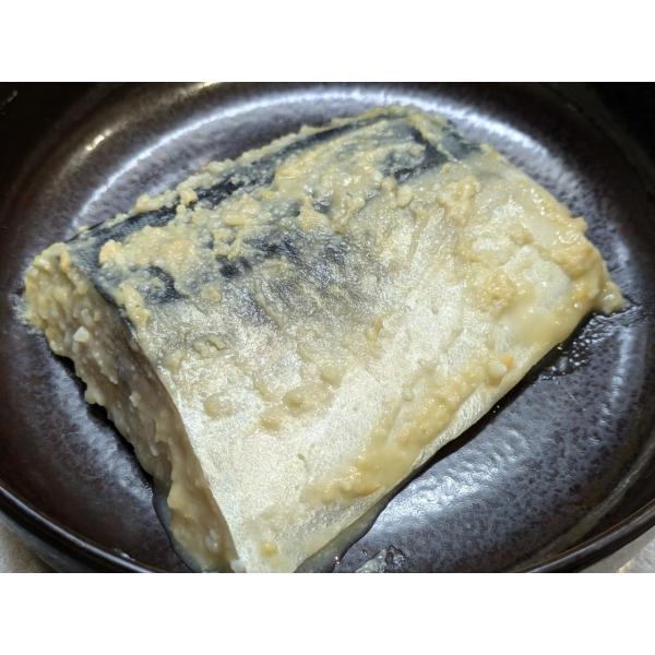 脂の乗ったサバを白味噌で漬け込み西京漬に仕上げました。どのくらい脂が乗っているかというと、撮影用に付きっきりで注意深く焼き上げたのにも関わらず脂凄過ぎて焦げてしまった商品画像を見て頂いたらわかるかと思います（苦笑）西京漬はご飯にも良くあいま...