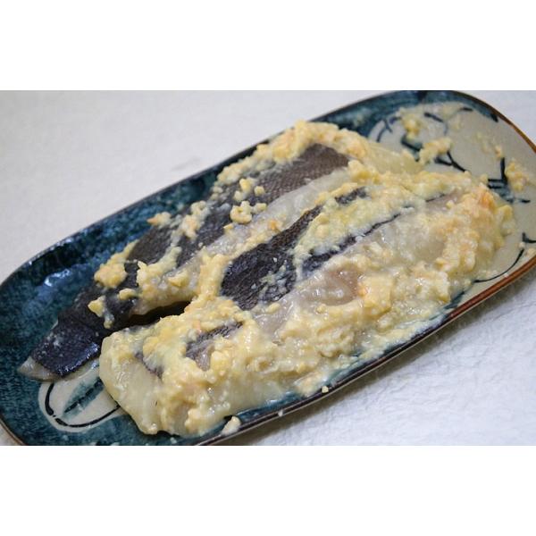 カラスガレイという魚は主に北洋の寒い海で獲れるので、日本近海で獲れるカレイと比べて大変脂が乗っておりまして、ロシア産やアメリカ産など輸入量が多くお値段が安いので庶民の味方な魚でございます。西京漬はご飯にも良くあいますし、酒の肴にして頂いても...