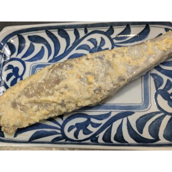 「ふぐの女王」と呼ばれる真河豚（まふぐ）を減量に使った西京漬です。マフグの甘い身の味を生かすあっさり目の味噌漬けに仕上げました。身がシコシコしてとても美味しい反面、身ばなれがしにくく骨から外しにくいので、そのままかぶりつく豪快な食べ方がお勧...