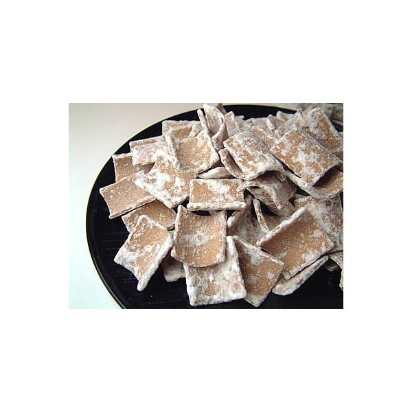 言わずと知れた京の名物菓子八ツ橋。名前は知ってはっても、意外とどんなもんか知らあらへんお方も多いんとちゃいますやろか。八ツ橋ちゅうのは米粉に砂糖と桂皮末、きな粉を加え薄く延ばして短冊に切り焼きあげた菓子どす。見た目は茶色で瓦のような形をして...