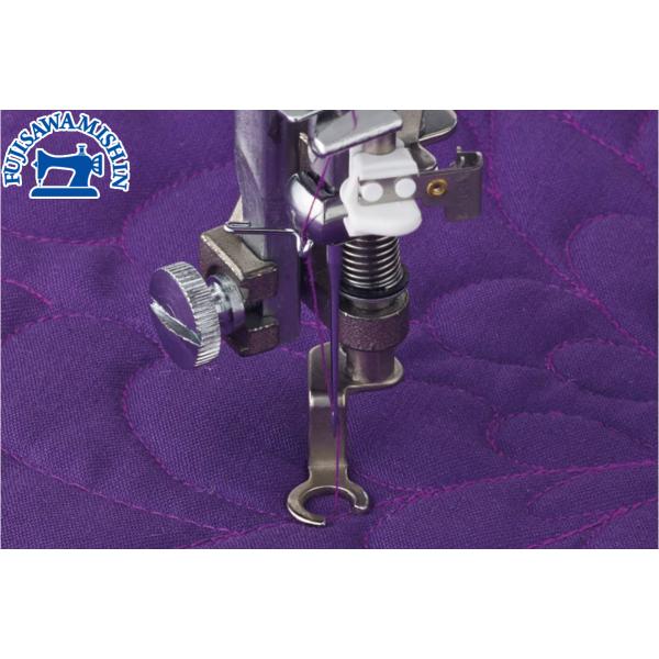 押えの手前が開いているので針元が見やすいフリーモーション用押えです。針の動きと連動して押えが上下し、生地の段差も乗り越えやすくなっています。【対応機種】職業用ミシンSLシリーズ／TLシリーズ※対応機種がご不明の場合は、事前にお問い合わせください。