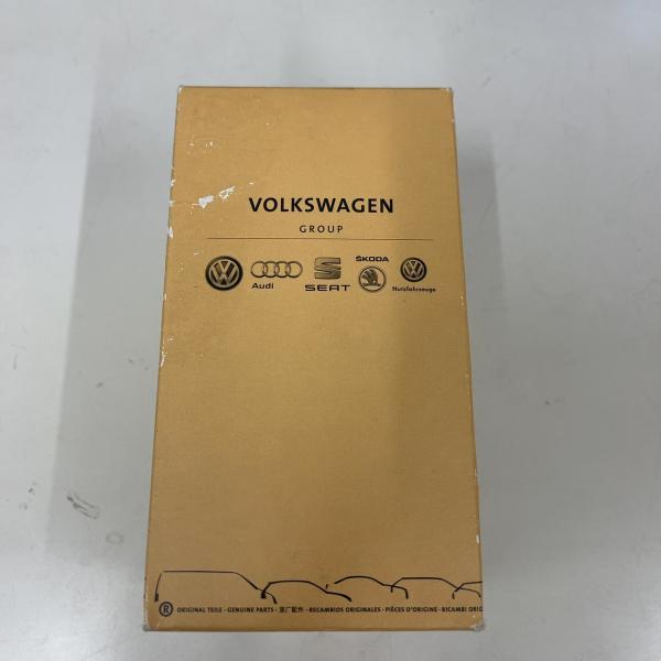 【商品概要】フォルクスワーゲングループ純正オイルフィルター07C115562E。外箱に擦れ小傷がありますが未使用保管品で内部は良好。VW、Audi等の純正交換用エレメントです。【主な仕様】型番:07C115562E。適合:Volkswage...