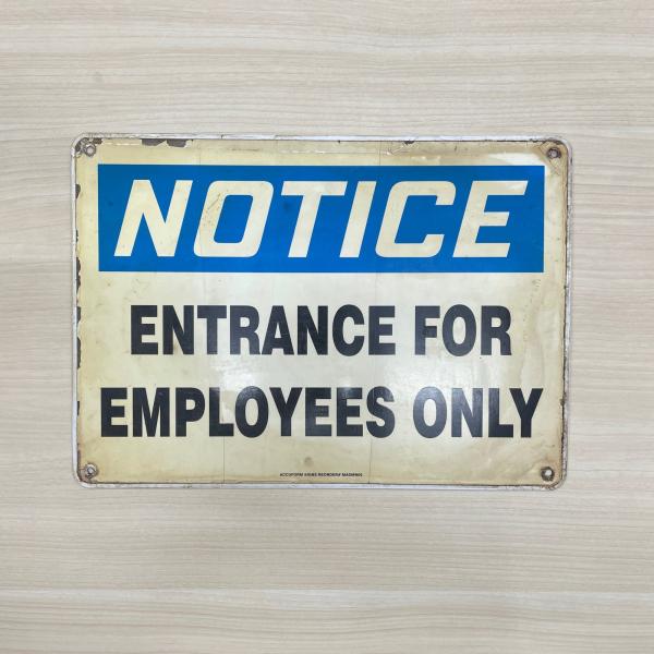 【商品概要】ACCUFORM SIGNS製の注意表示サインプレート「NOTICE ENTRANCE FOR EMPLOYEES ONLY」。金属製で四隅に取付穴あり。経年によるサビ、縁の塗装剥がれ、表面の汚れ・変色が見られるが文字判読は良好...
