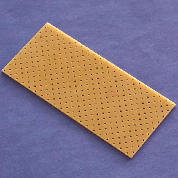 フェノール基板で作られたトライアングルビッグマフスタイルの回路基板は、ヴィンテージのプロダクションボードにさらに近づけます。フェノール基板は、グラスファイバーの使用が一般的になる前に、多くのビンテージ電子機器に使用されていました。このボード...