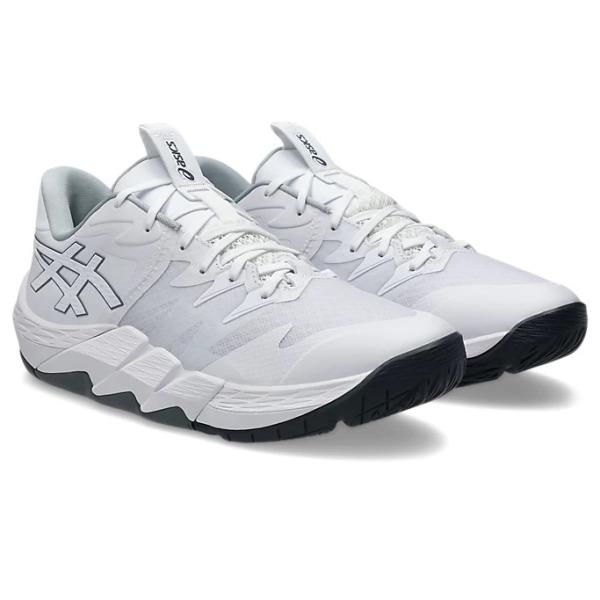 素早い切り返しや左右への激しいステップワークを支える安定性にすぐれたモデル。新素材アッパーと新採用のハトメ部構造で優れたフィット感を追求。サイドに設置されたウォールがステップ時に壁となり横方向へのブレを抑制。フィジカルにすぐれたプレーヤーの...