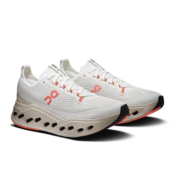 CluodTec Phaseを2層に重ねた新設計ミッドソール。Helionスーパーフォームを贅沢に使ったソフトでなめらかなクッショニングが、疲れ知らずの走りをサポートします。■品名Cloudsurfer Max■カラー3wf30223297...