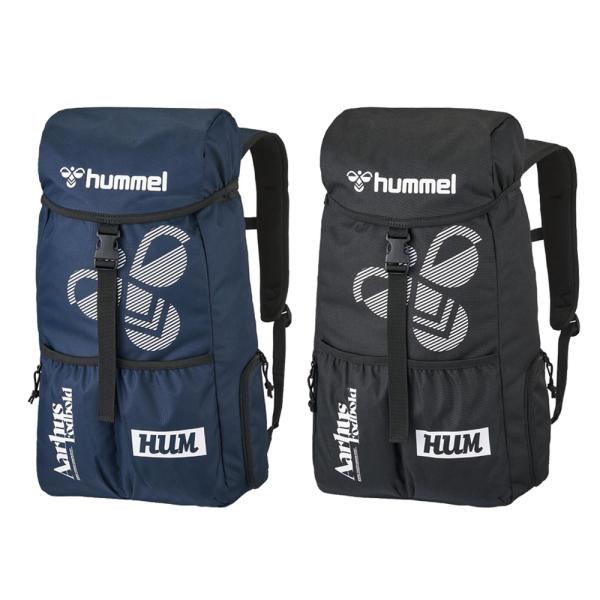 ボール収納・シューズ収納を備えたコンパクトサイズのサッカー用バックパック。5号球に対応可能なボール収納はフラップ下へ、シューズ収納は側面下部に配置。背面下部に保冷生地を採用した補食ポケットを搭載し、ゼリー飲料や軽食の収納が可能。機能：再帰反...