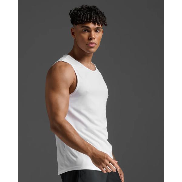 2XU独自開発のX-VENT生地テクノロジーで、ダブルニット構造の汗を発散させるボディと軽量の通気性メッシュバックを組み合わせています。体をドライに涼しく保つことで、快適にパフォーマンスを発揮できます。通気性と快適さを高めるように設計された...