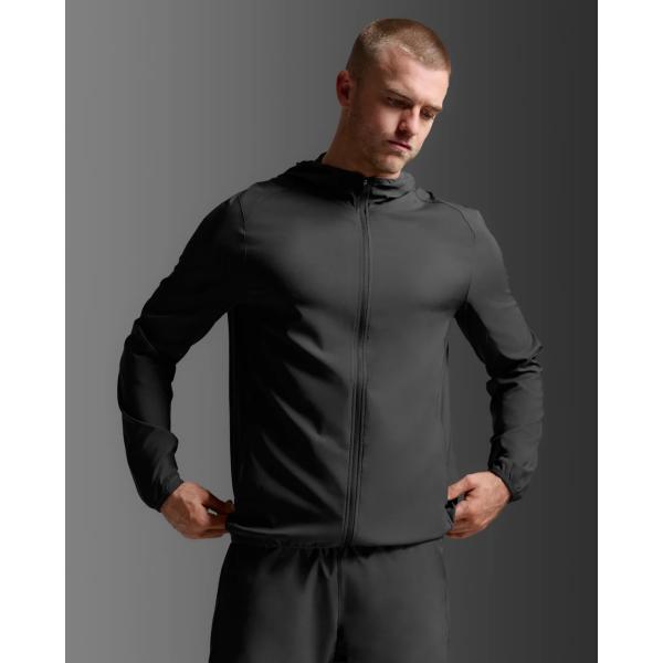 耐水性(撥水)のストレッチ織り生地で作られたエアロ ジャケットは、夜明けや夕暮れ時の涼しいランニングに必要なすべての保護機能を備えています・ドライ状態ストレッチ織りのシェルに調節可能な3ピースフード、環境に配慮したC6 DWR加工を施し、雨...