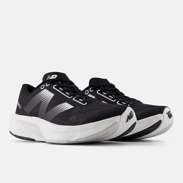 スピード走行を支える軽量性・反発性がコンセプトの「FuelCell Rebel」がv4にアップデート。ミッドソールにPEBA配合のFuelCellを採用し、さらなる軽量化に加え、反発弾性が向上。また、前足部のフィット感を改善し、より転がる感...