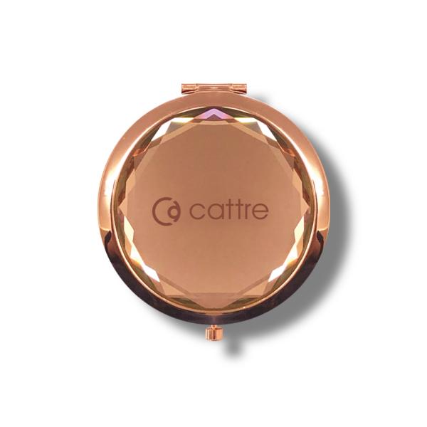 スチール製で高級感あるクリスタルガラスで装飾された拡大鏡コンパクトミラー。専用のポーチもついた等倍と2倍拡大の2面鏡はメイクの時にも便利なアイテムです。〇2倍と等倍の2面拡大鏡〇クリスタルガラス装飾〇スチール製〇専用ポーチ付属本体サイズ  ...