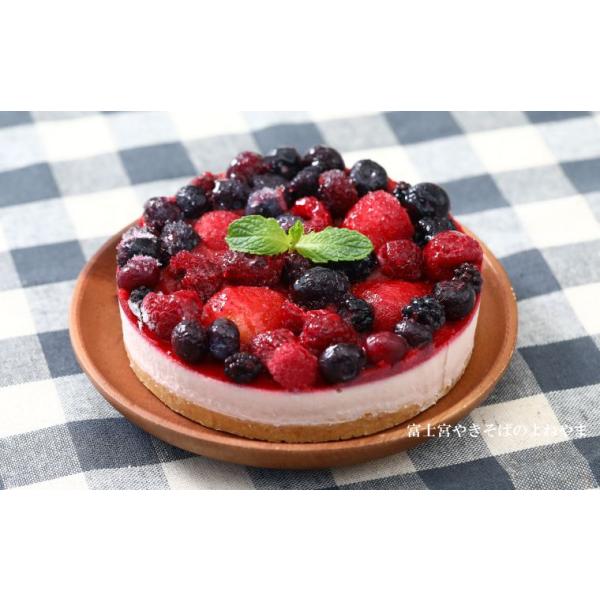 名称：洋菓子品名：牧場のフルーツチーズケーキ原材料名：ナチュラルチーズ、ヨーグルト、生クリーム、ラズベリーピューレ、ラズベリー、ブルーベリー、ストロベリー、ブラックベリー、トレハロース、グラニュー糖、小麦粉、鶏卵、バター、牛乳、レモン果汁、...