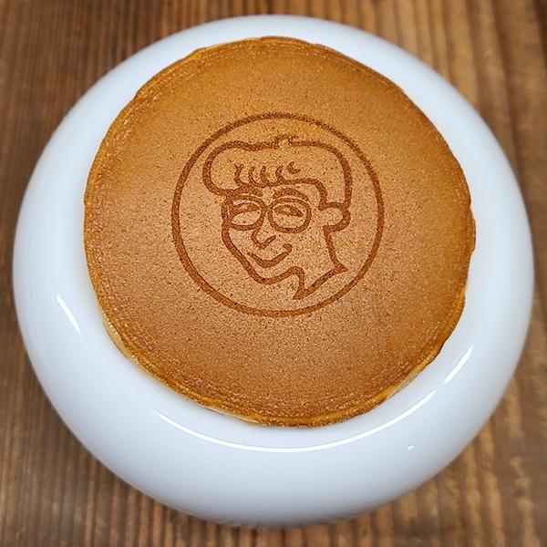 【発売日：2022年12月20日】生キャラメルどら焼き「アルハポーネ」　1個化粧箱入り6個セット「ワールドカップ2022アルゼンチン優勝記念缶バッジ」付き2022年12月18日、サッカーワールドカップ2022でアルゼンチンがフランスをくだし...