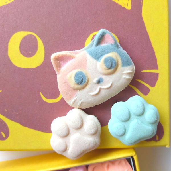 【常温商品】送料別商品情報品名 ねこづくし名称 菓子原材料名 和三盆糖（香川県製造）、澱粉/着色料（赤3、赤102、赤106、青1、黄4）内容量 1箱14粒　賞味期間 10ヶ月保存方法 常温製造者 ばいこう堂株式会社　香川県東かがわ市最終加...