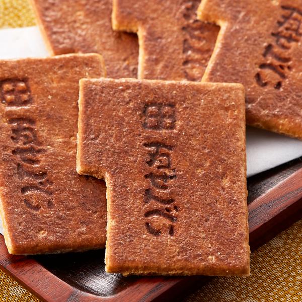 この商品は約125mm×95mmサイズの中瓦せんべいです。-------------16枚入賞味期間60日香川県の銘菓商品情報商品名 中瓦せんべい16枚入り原材料名 砂糖（国内製造）、小麦粉、卵、ごま/加工澱粉、膨脹剤、（一部に小麦・卵・ご...