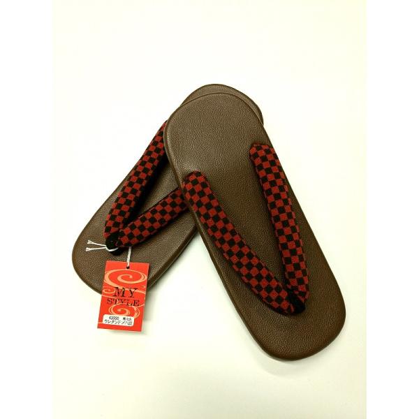 商品説明：赤茶色の台に赤黒の市松模様の鼻緒。      サイズ：幅9.5、長さ25.5、かかと2.5cm。      素材：台：合皮、鼻緒：ポリエステル。      状態：新品。      TPO：普段着、お出かけ着。      仕立て：F...