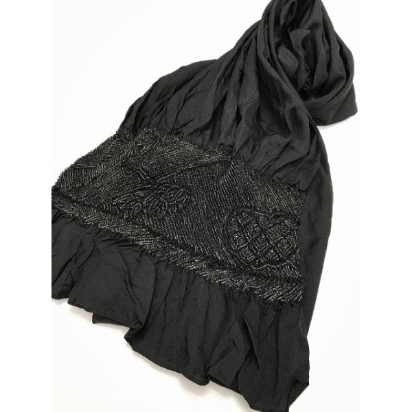 商品説明：細かなシボ感の黒の地に絞り染めの施し。サイズ：幅約65、長さ約340cm。素材：化繊。ランク3。クスミ シミ有。TPO：部屋着 夏祭り 花火大会 普段着等。※帯のみの販売となります。