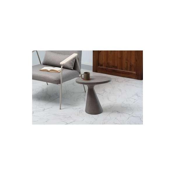 離島への配送は、致しておりません。※個体差ありオブジェのような佇まい落ち着いた造形が美しいサイドテーブル。シンプルなラインでまとめたフォルムが空間に端正さを添え、控えめながら印象的な存在感をもたらします。素材感を引き立てる穏やかな色調が、イ...