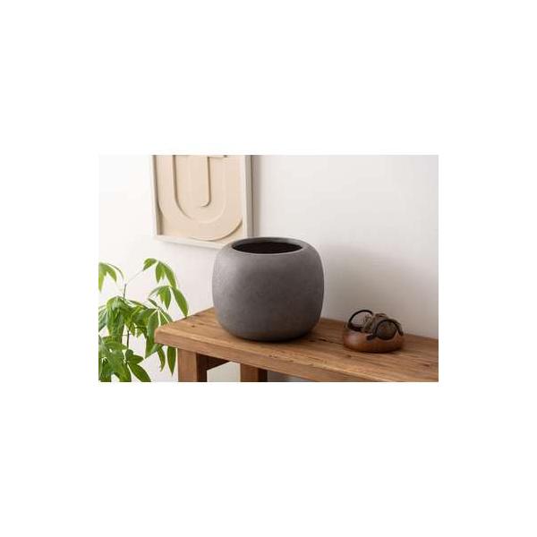 離島への配送は、致しておりません。静かな存在感を放つグリーンベース。それぞれのフォルムが生むニュアンスが静かに広がり、空間に穏やかなアクセントを添えます。主張しすぎない佇まいで、インテリアに魅力的なほどよい陰影を生み出します。鉢植えのまま入...