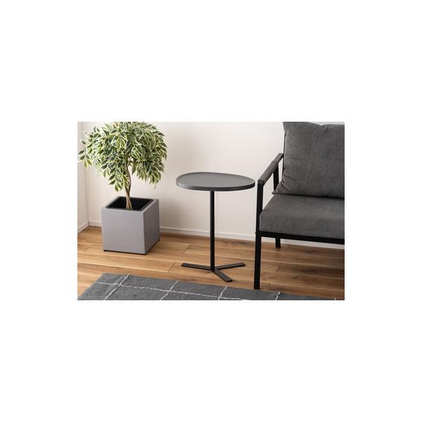 離島への配送は、致しておりません。曲線と直線が描く、静かなバランス空間に自然となじみ、日常を心地よく整えるサイドテーブル。スリムなスチール脚と、しっとりと落ち着いた風合いの天板が、主張しすぎない上品な印象を演出します。 ソファの足元に差し込...