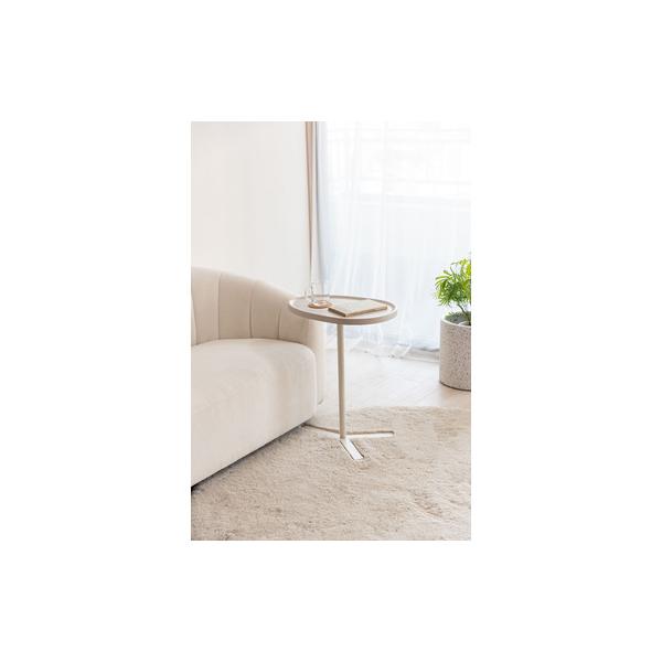 離島への配送は、致しておりません。曲線と直線が描く、静かなバランス空間に自然となじみ、日常を心地よく整えるサイドテーブル。スリムなスチール脚と、しっとりと落ち着いた風合いの天板が、主張しすぎない上品な印象を演出します。 ソファの足元に差し込...