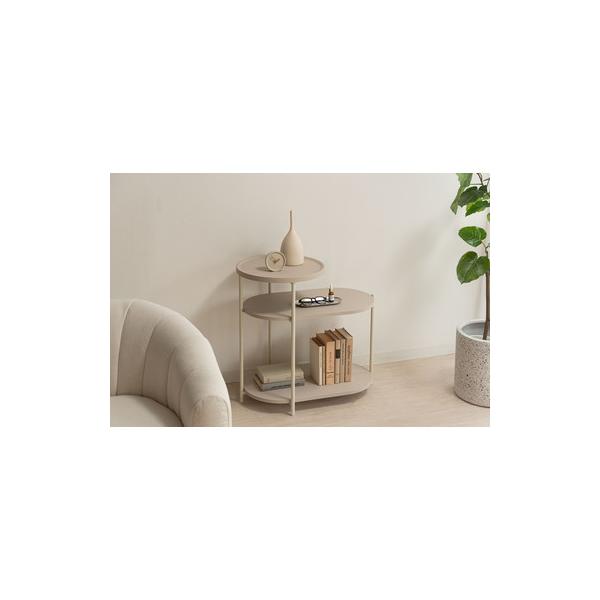 離島への配送は、致しておりません。曲線と直線が描く、静かなバランス空間に自然となじみ、日常を心地よく整えるサイドテーブル。スリムなスチール脚と、しっとりと落ち着いた風合いの天板が、主張しすぎない上品な印象を演出します。 緩やかな曲線の天板を...