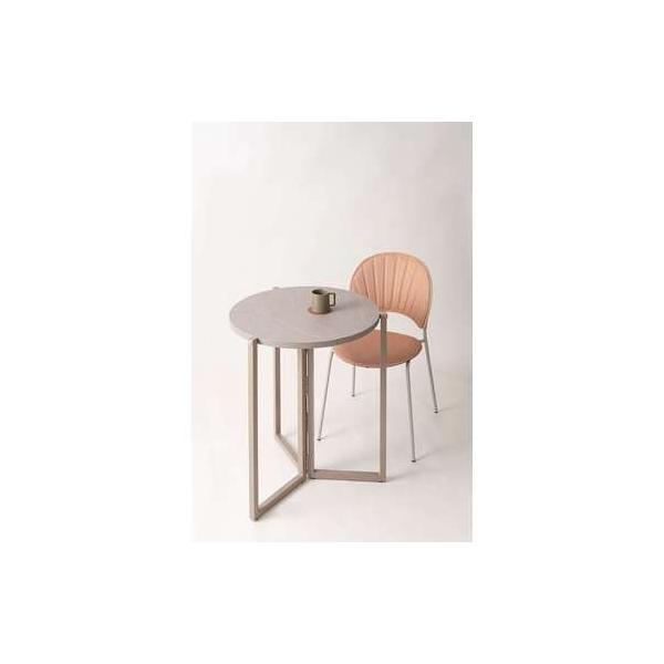 離島への配送は、致しておりません。上品な石目模様とスマートな佇まい落ち着きのある石目調の色合いが魅力のフォールディングラウンドテーブル。天板を折りたためばスリムな形状になり、家具のすき間や壁際などにも立てかけて省スペースに収納できます。美し...