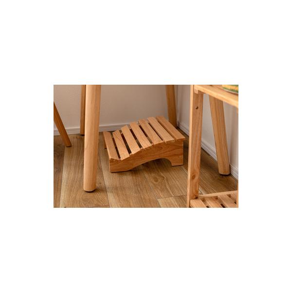 メーカー直送となります。沖縄・離島は、配送不可となります。天然木を使用したフットレスト(足置き)。かかとがフィットするように作られた設計で、足の位置を高くして、足首を自然な角度にする事で、疲れにくくなると言われています。「デスクワーク」「リ...