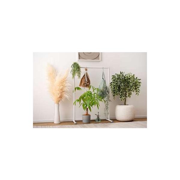 離島への配送は、致しておりません。洗練された、スリムなスチールデザイン置く場所や用途に寄り添い、さまざまなシーンで活躍するハンガー。すっきりとしたフレームとマットなスチールの質感が空間になじみ、静かな雰囲気を演出します。洋服を掛けてコーディ...