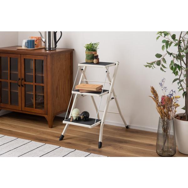 メーカー直送となります。離島への配送は致しておりません。離島は、配送不可となります。  人気のステップ台に3段バージョンが登場しました。踏み台としてはもちろん、ディスプレイ台や簡易チェアとしても活躍してくれます。折りたたみが可能なので、使わ...