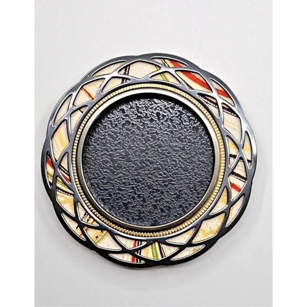 手作り　おしゃれ　和紙　引手　寿　（Kotobuki　ことぶき）材質：鉄製・真鍮製（周りには和紙が接着されています）※商品は箱に入っており、黒 真鍮の釘も付属しております。デザイン性のある引手から上品な和紙が奥ゆかしくのぞいています♪ブラッ...